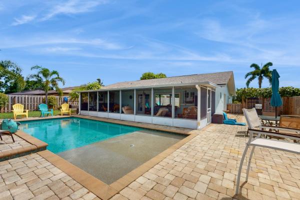 Sunny Daze Getaway - Cypress Lake, FL