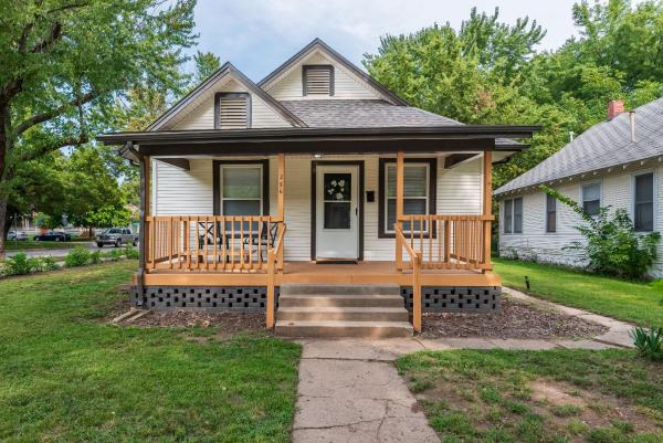 Beautiful 2 Bed 1 Bath Home Near College Hill - Wichita State University, Wichita