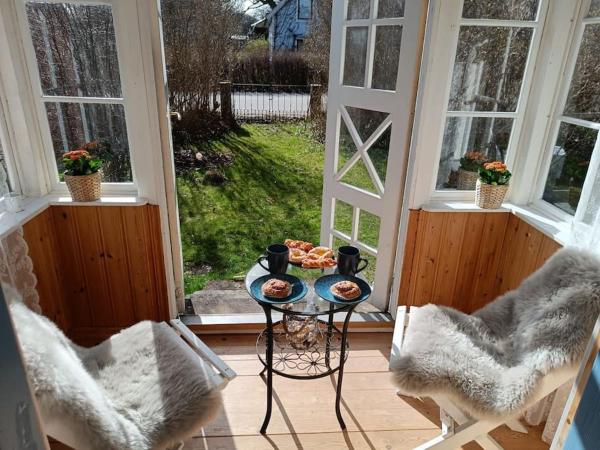 Cozy Garden Cottage - Emmaboda