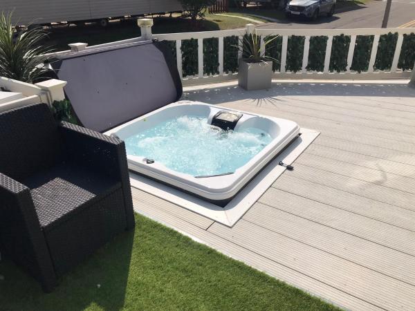 Hot Tub Safari Lodge - Penrhyndeudraeth