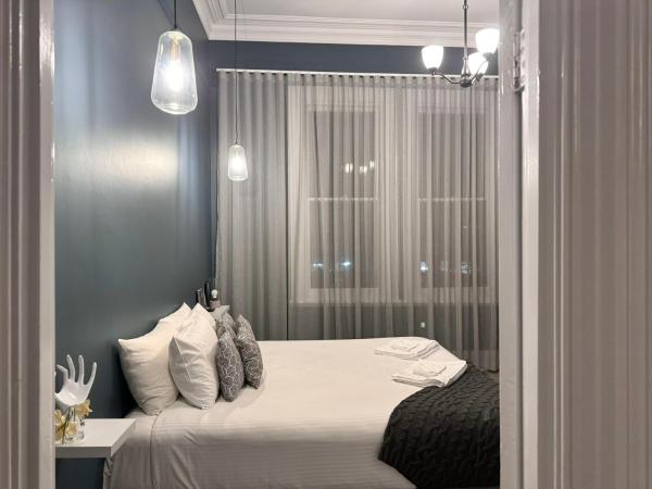 Entire Townhouse In Heart Of Echuca's Port Cbd - Treehouse Hideouts - 15 Guest Capacity - Moama