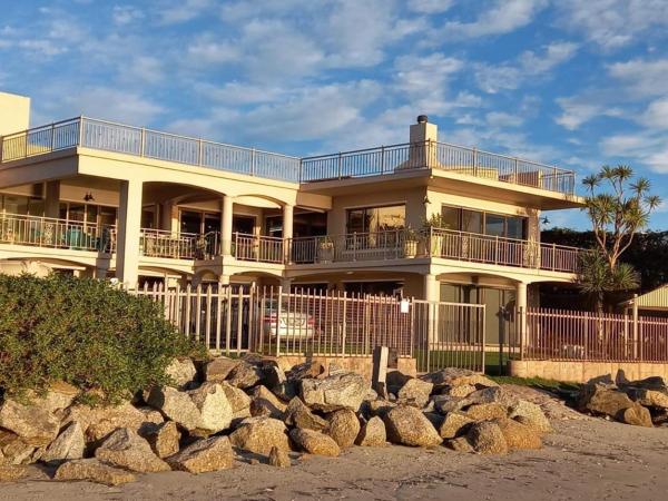By The Beach - Beachfront Apartment & Home - ランゲバーン