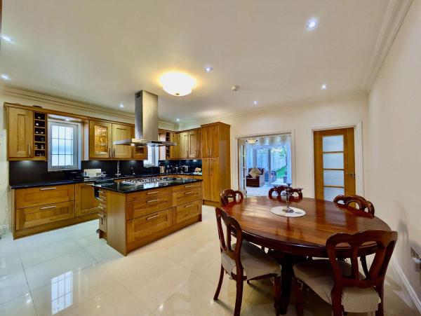 Charming Family Home With Private Garden - Londra