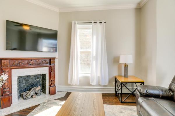 Spacious Chicago Condo With Deck Less Than 9 Mi To Downtown! - Chicago