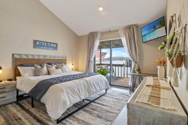 Ozark Upper Deck Top Floor Waterfront Condo - Lake Ozark, MO