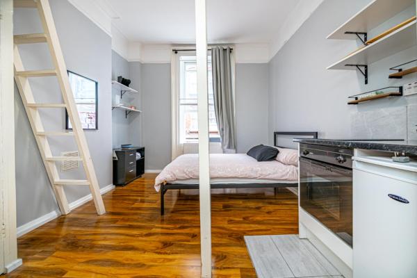 Private Room In Quirky Soho - London