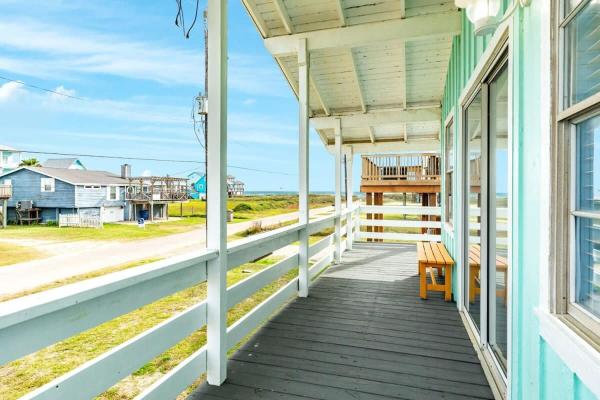 Fun In The Sun! Cozy Beach Pad, Gulf Views And Easy Access To The Sand! - Surfside Beach, TX