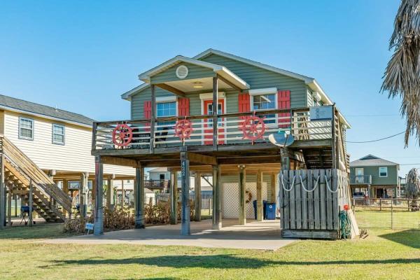 Casa De Las Olas - Huge Fenced Yard, Massive Outdoor Shower, Great Breezes From Deck! - Surfside Beach, TX