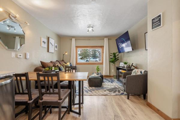Triceratops Landing I Fire Place I Games I Netflix - Drumheller