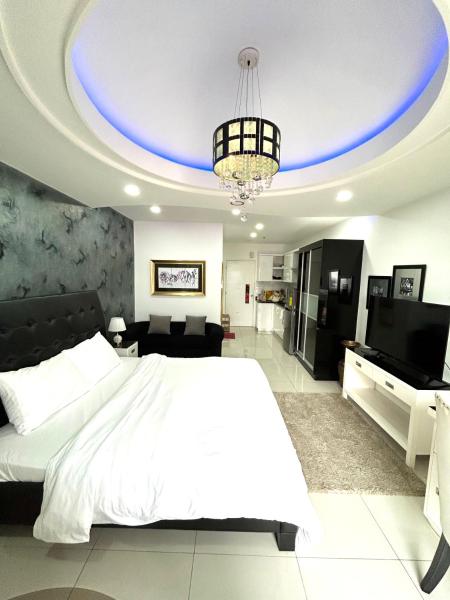 Deluxe Room With King Bed And Balcony At Kandi Palace - Ángeles