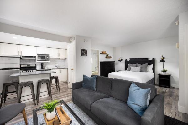 1 Bed, 1 Bath Lovely Open Concept Resort Condo - Thornbury