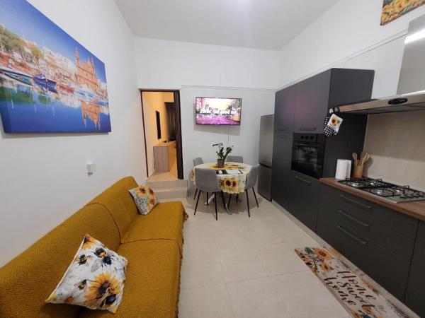 Sunflower Maltese House In Sliema - Malta