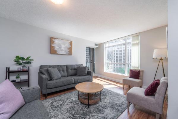 Spacious 2 Bedroom Plus Den, 2 Bath, Sleeps 5 With Balcony And Lakeview Downtown Toronto Condo - Toronto