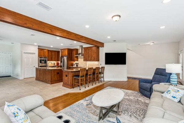 1585 E Blount St - Pensacola, FL