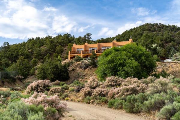 Side-by-side Adobes, 9 Mi To Taos Ski Valley - New Mexico