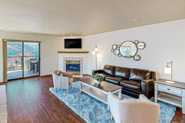 Lake Chelan Shores: Lakeside Luxury #19-5 - Chelan, WA