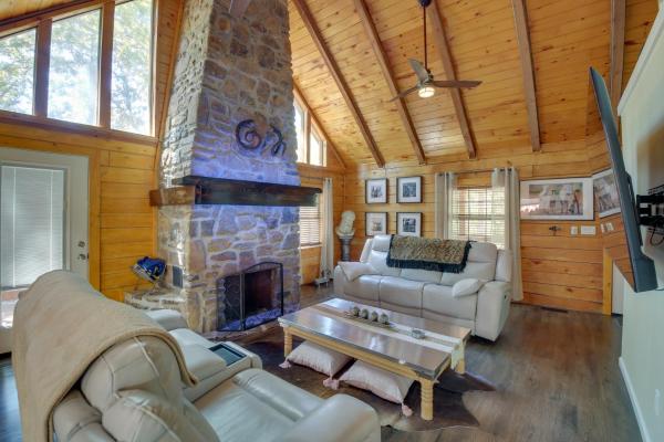 Hot Springs Cabin W/ Deck + Mountain Views! - Hot Springs Village, AR