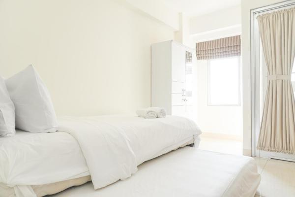 Minimalist And Homey Studio Green Bay Pluit Apartment By Travelio - Jakarta