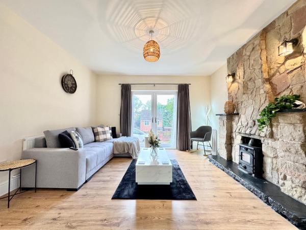 Spacious 6 Bedroom Home With Pool Table - Free Driveway Parking - 12 Beds And 3 Bathrooms - Rustic Cottage Features - Chesterfield