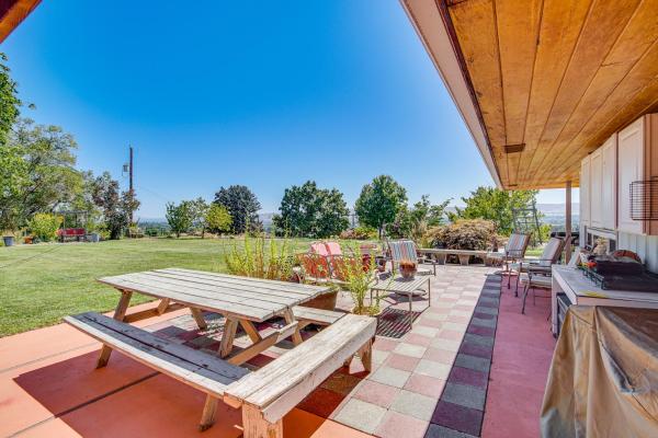 Yakima Wine Country Retreat With Scenic Valley Views - Yakima, WA