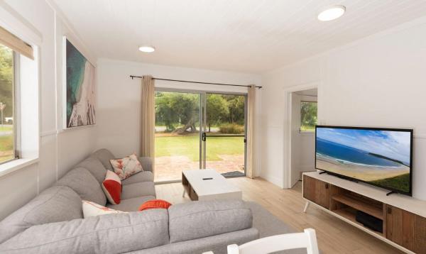 Broulee Beachfront Bliss - Near The Waves - Batemans Bay