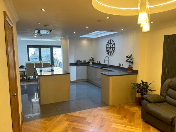 Entire Seaside Home 6 Private Bedrooms Sleeps 10,4 Minute Walk To Station - North Wales