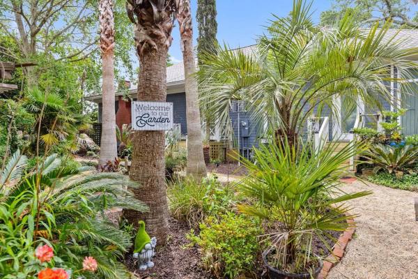 Bare Feet Bungalow -Close To Beach & Dog Friendly - Gulfport, MS
