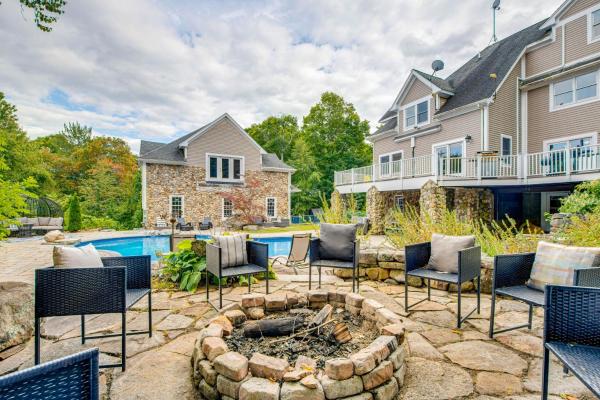 Deck For Entertaining Belmont Group Getaway - Belmont, NH