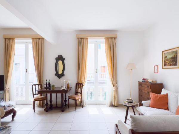 Queen Elena Luxury Apartment - 제노바