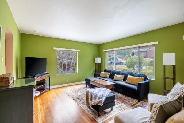 Cozy 2br Home Near Unr With Large Deck & Parking - Reno, NV