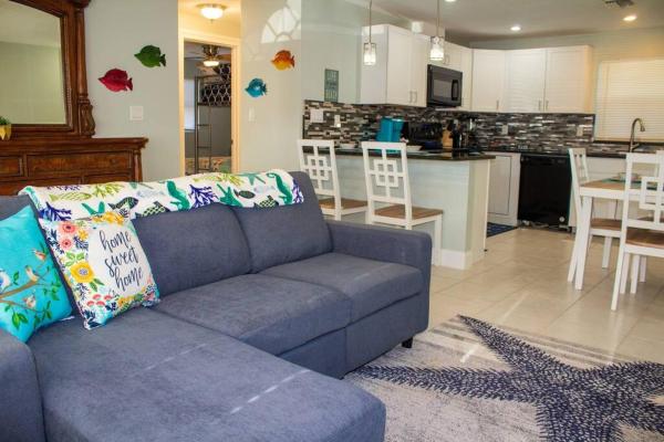 697 Near Beach, Fenced Doggie Area, Cozy Beach Home, Large Driveway - Naples Park, FL