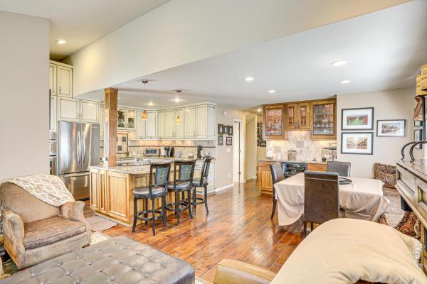 Ski Getaway: Mountain-view Avon Townhome! - Avon, CO