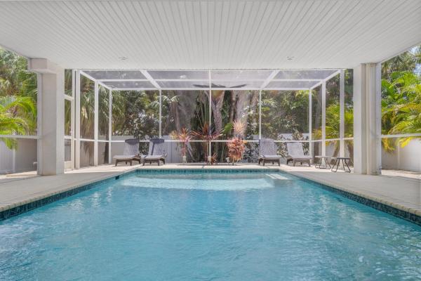 Ami 1 Block 2 Beach, Big Heated Saltwater Pool - Anna Maria, FL