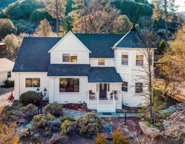 Yosemite Country House Sleeps 20 W/ Hot Tub, Firepit, Bonus Studio - Oakhurst, CA