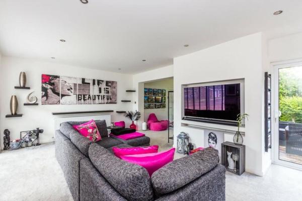 Very Large 5 Bed House Higham Ferrers Family And Contractors King Beds Sky Tv Pool Table Gym - ウェリングボロー