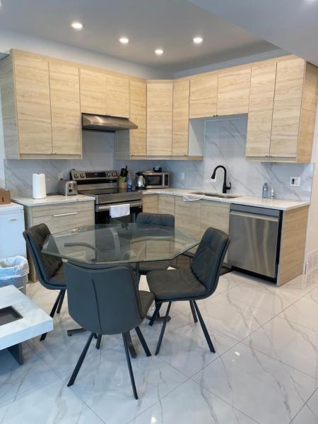 New Luxury Walkout Suite Near University - Calgary