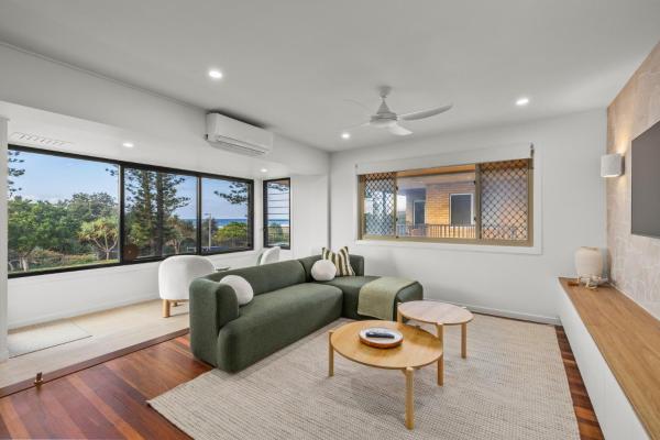 Sophisticated 2-bed Steps Away From Bilinga Beach - Currumbin Wildlife Sanctuary