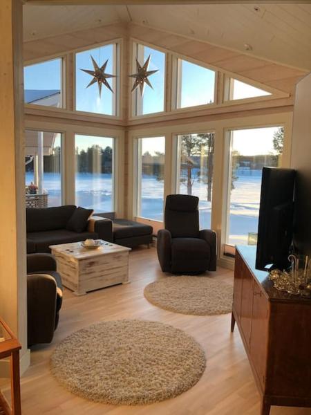 A Cozy House With A Guesthouse By The River - Rovaniemi