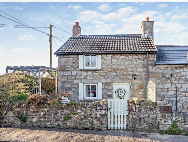 Charming Shepherd's Cottage, Pets Welcome,parking - Bridgend
