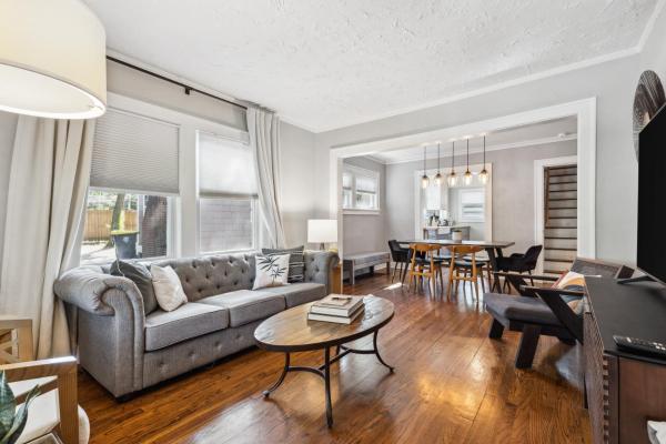 Cozy, Modern Waldo Escape - Overland Park, KS