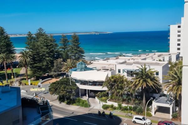 Beachfront Cronulla Getaway With Ocean Views & Spa - Cronulla