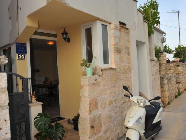 Apartments Tino- Two Bedroom Apartment With Terrace And Sea View A2 - Milna