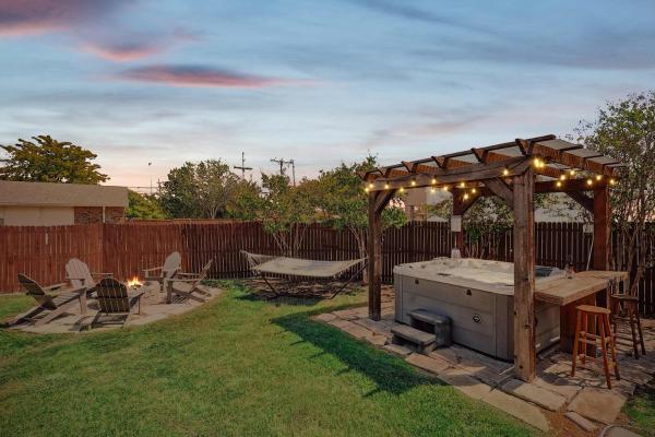 4br 2ba Home - Hot Tub, Grill & Playground - Plano, TX