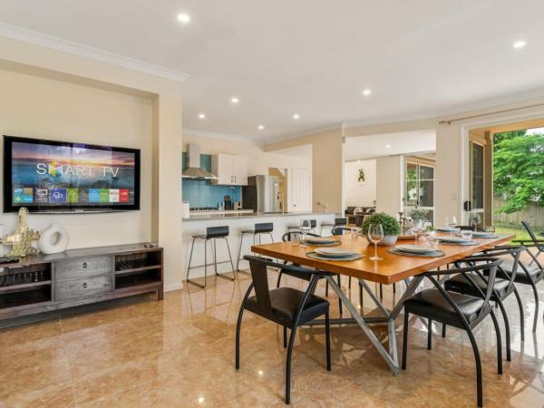 Amazing Broadwater City View Holiday Home With Pool - Broadbeach