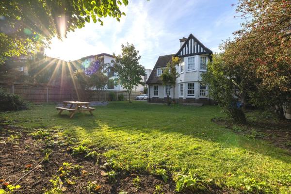 The Vicarage Tooting, Sw17 - Surbiton