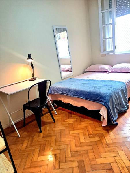 Quarto Com Anfitriã Em Copa - Rio de Janeiro