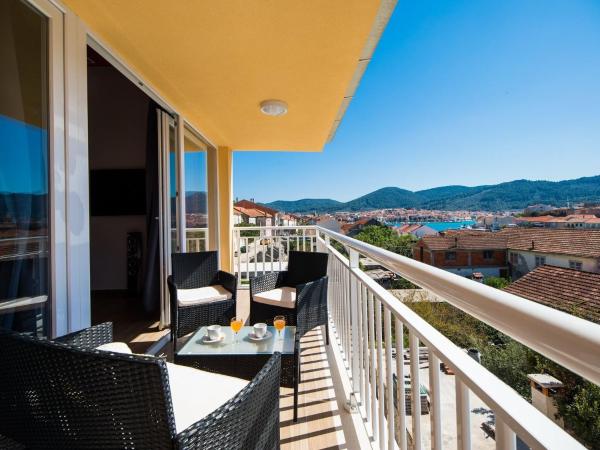 Apartments Sunshine Home - Two Bedroom Apartment With Balcony And Sea View - Vela Luka