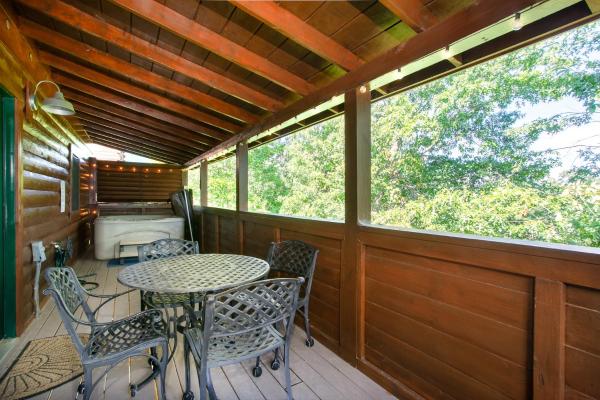 Moose Tracks Lodge Hot Tub Arcade Board Games - Pigeon Forge, TN