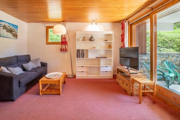 Sherpa 11 On The Snow Front Of Mottaret - Val Thorens