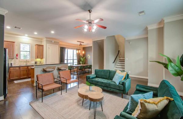 Chic & Central 3-bd Townhouse Mins To Dt - Houston, TX